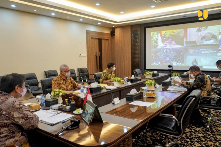 Pengertian Moderator: 5 Tugas, Sikap, Persiapan & Naskah